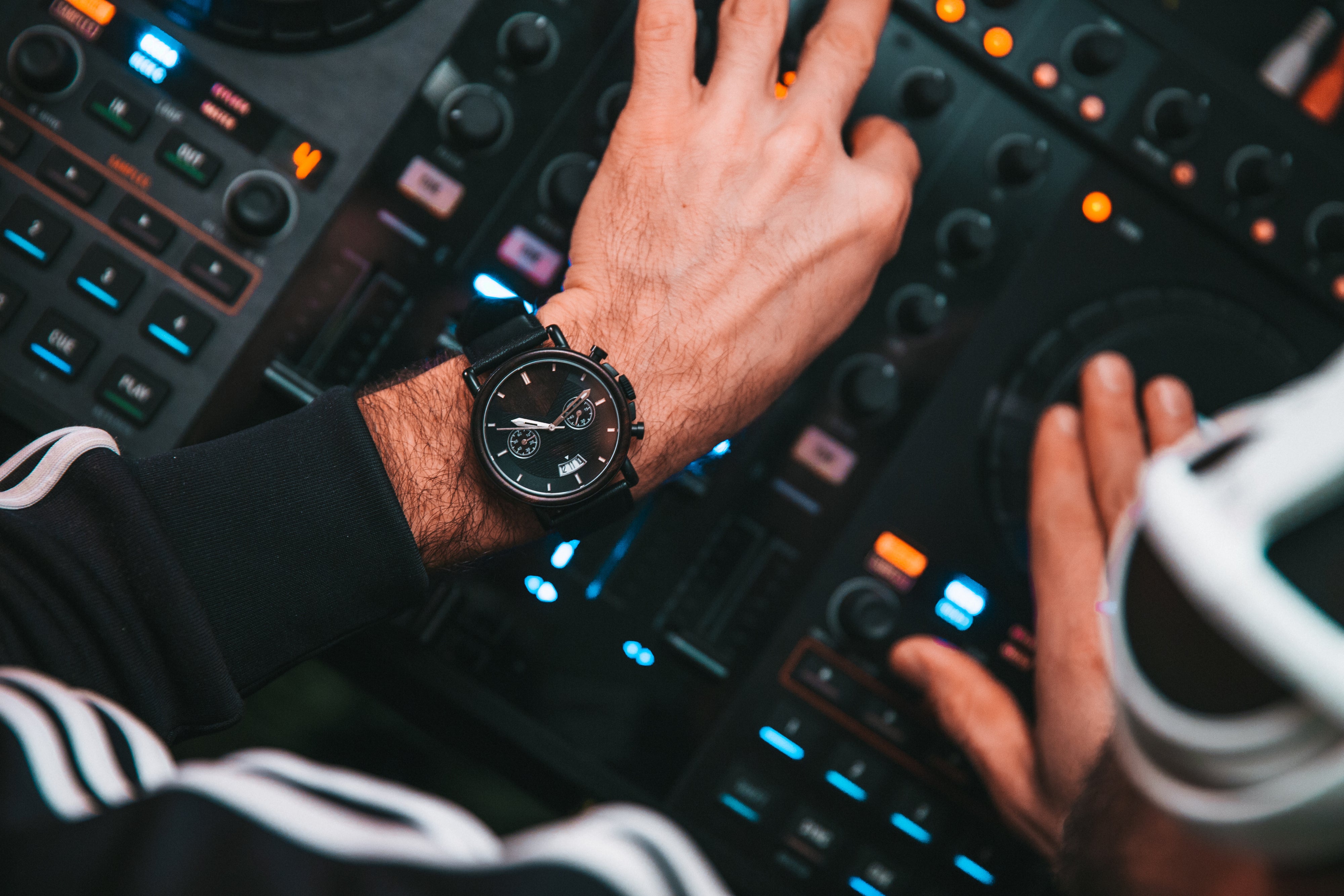 DJ Drops and Intros, Radio Jingles and Podcast - Micro Jingles